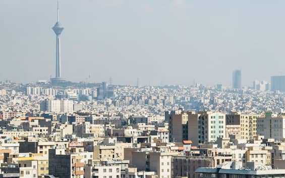 Attacco a Israele, Teheran: “L'Iran è in stato di guerra”. Chiuso lo ...