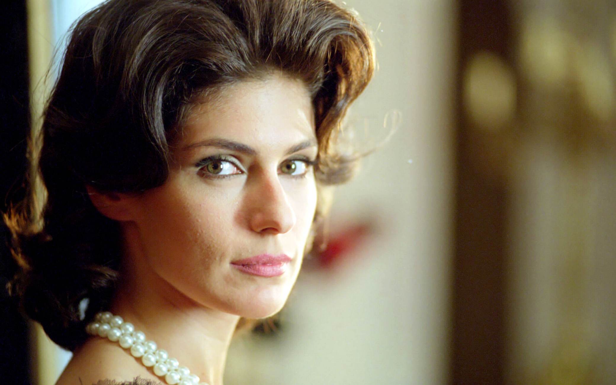 Anna Valle compie 50 anni, i suoi personaggi più famosi da Commesse a ...