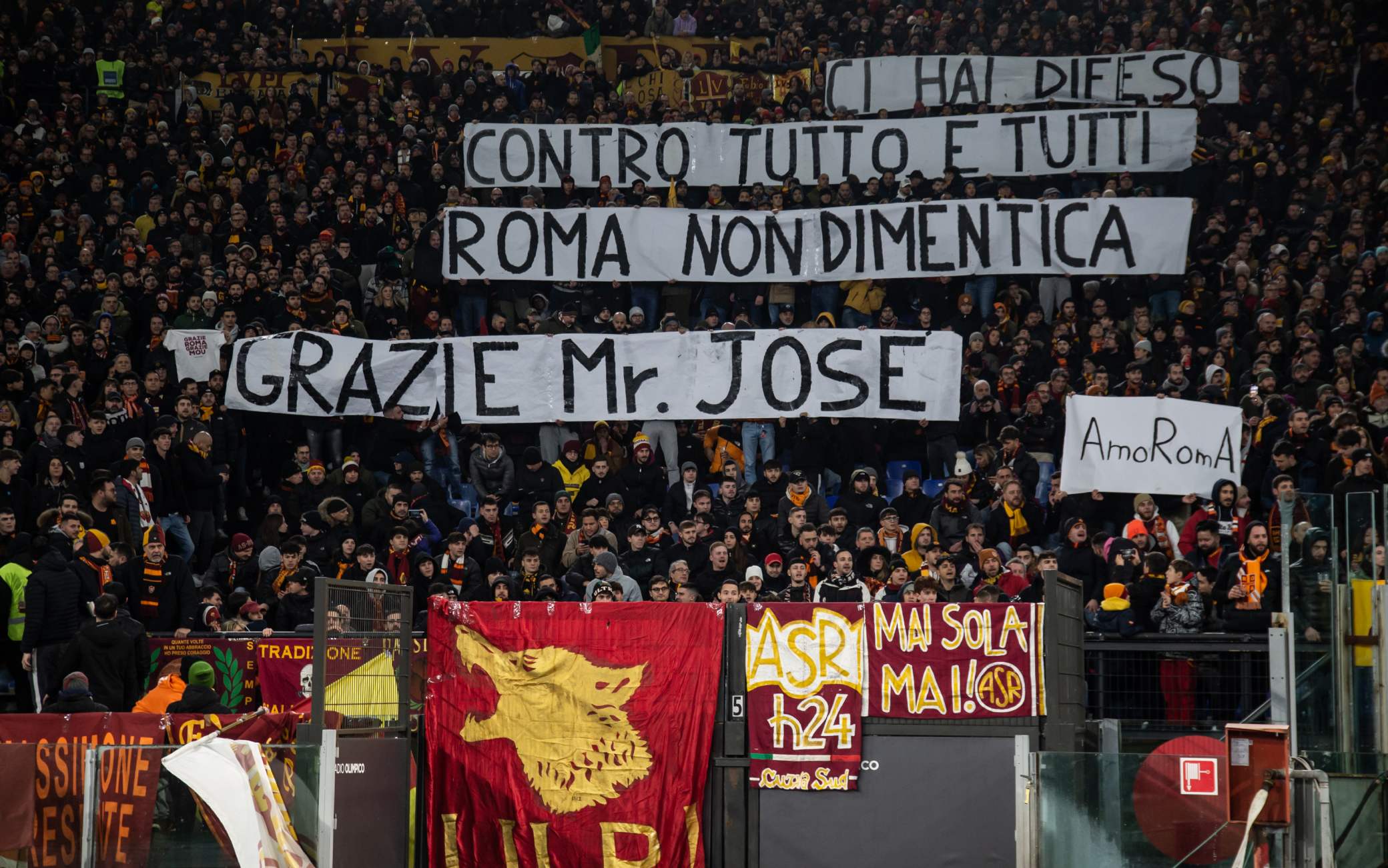 Roma-Verona, tutti gli striscioni per Mourinho. FOTO | Sky Sport