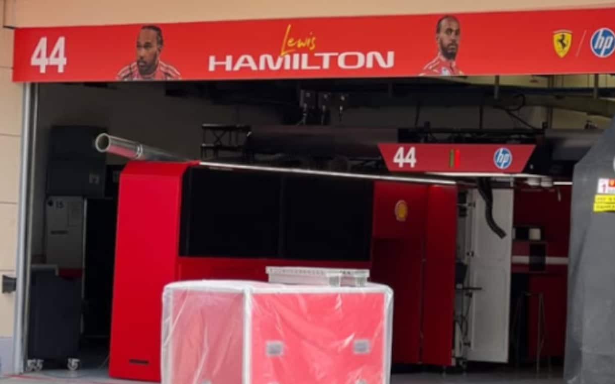 Hamilton, in Bahrain il suo primo box Ferrari in vista dei test F1 ...