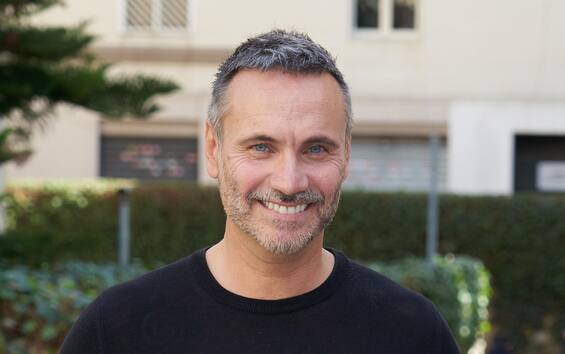 Genova, Nek travestito da Batman sorprende i bambini all'ospedale ...