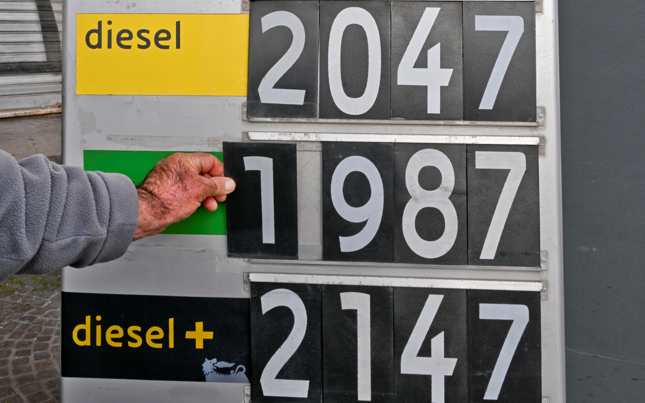 Benzina, dal self alla manutenzione. I consigli per risparmiare sul ...