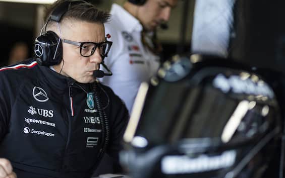 F1, GP Olanda 2024: lo schermo di Bono nel muretto Mercedes a Zandvoort ...