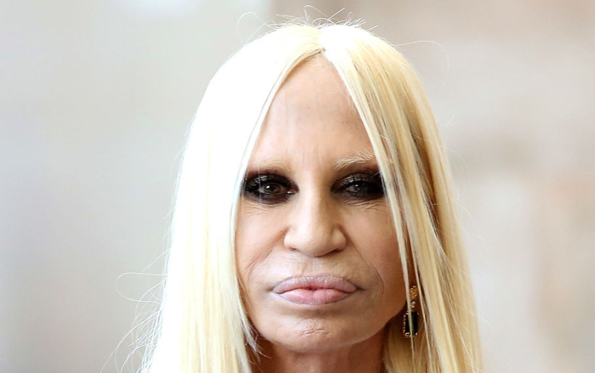 Donatella Versace, il nuovo look che stupisce tutti: la stilista ieri e ...