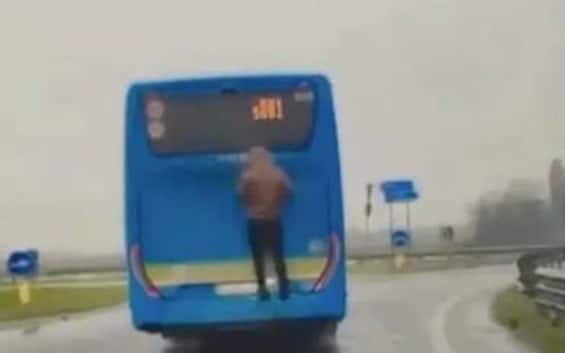 Bus surfing, Autoguidovie lancia allarme sul pericolo della moda social ...