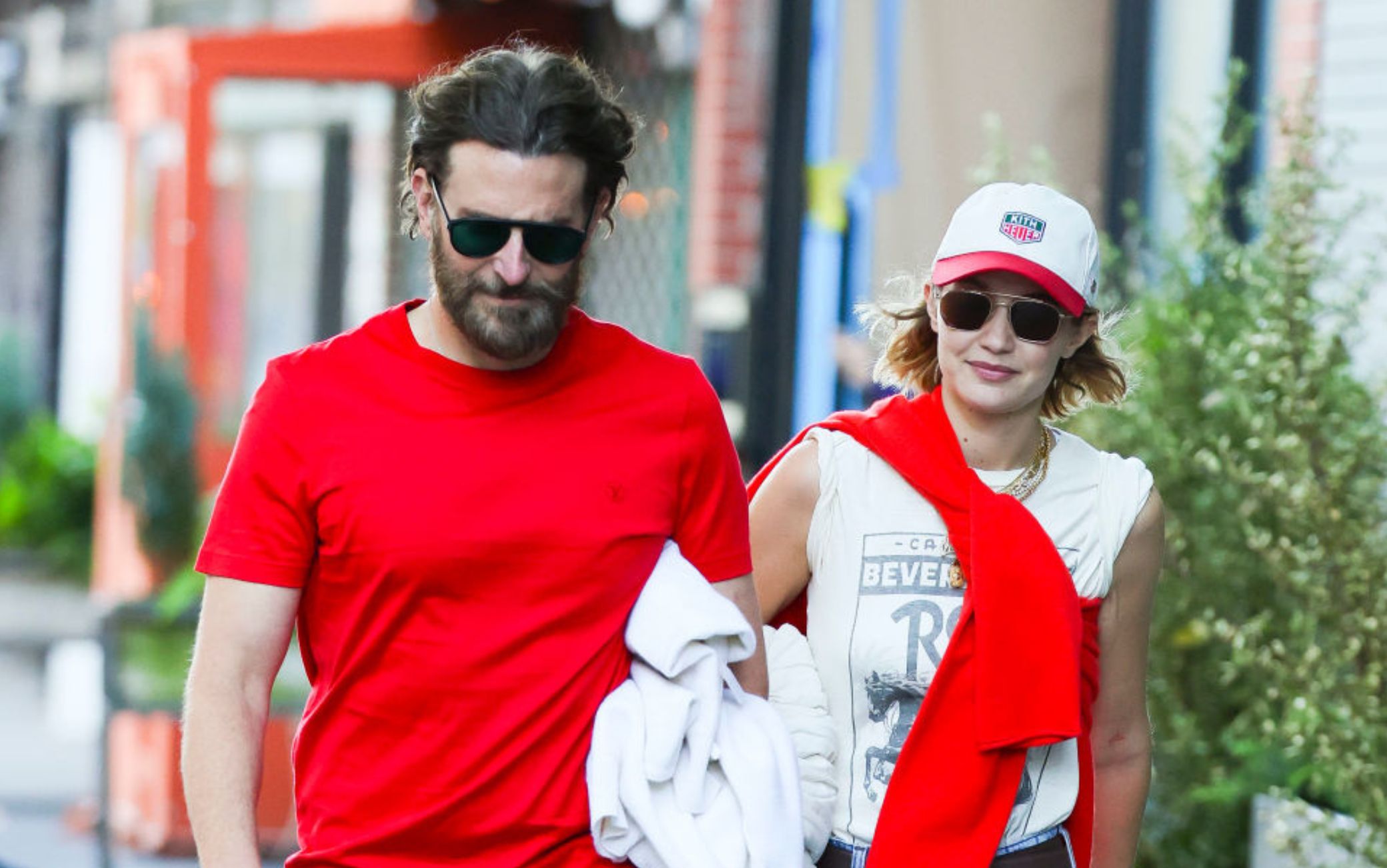 Gigi Hadid compie 30 anni e ufficializza l'amore con Bradley Cooper con una foto sui social ...