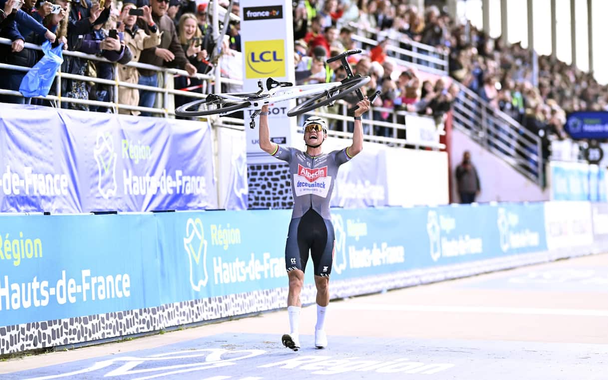 Parigi Roubaix 2025, van der Poel trionfa al velodromo. Secondo Pogacar ...