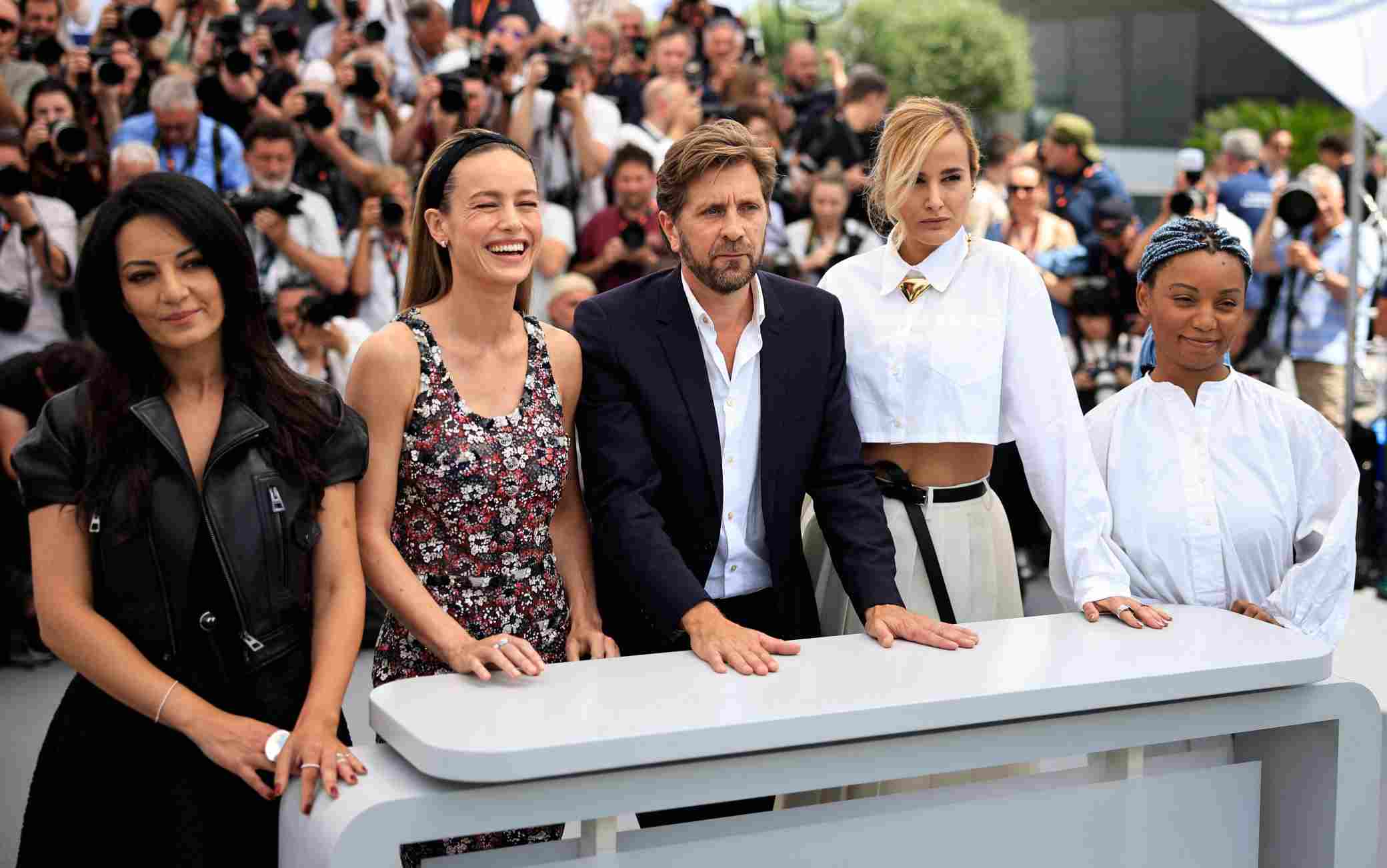 Festival di Cannes, l'arrivo della giuria: Ruben Östlud, Paul Dano ...