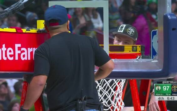 NBA, Robert Williams III spacca il canestro: il video | Sky Sport