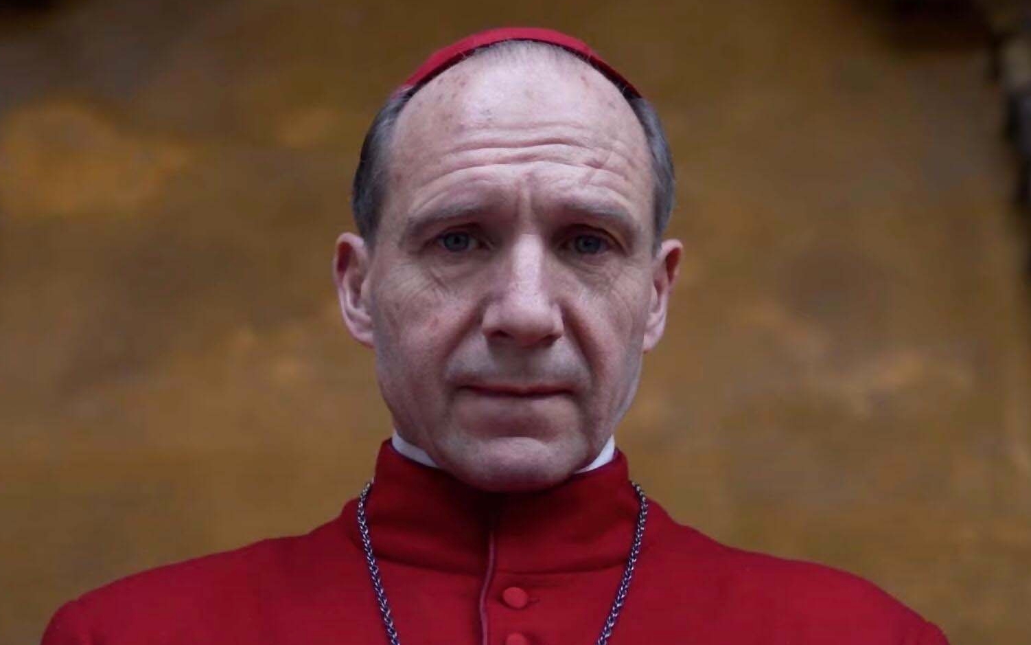 Conclave, il cast del film con Ralph Fiennes, Sergio Castellitto e ...