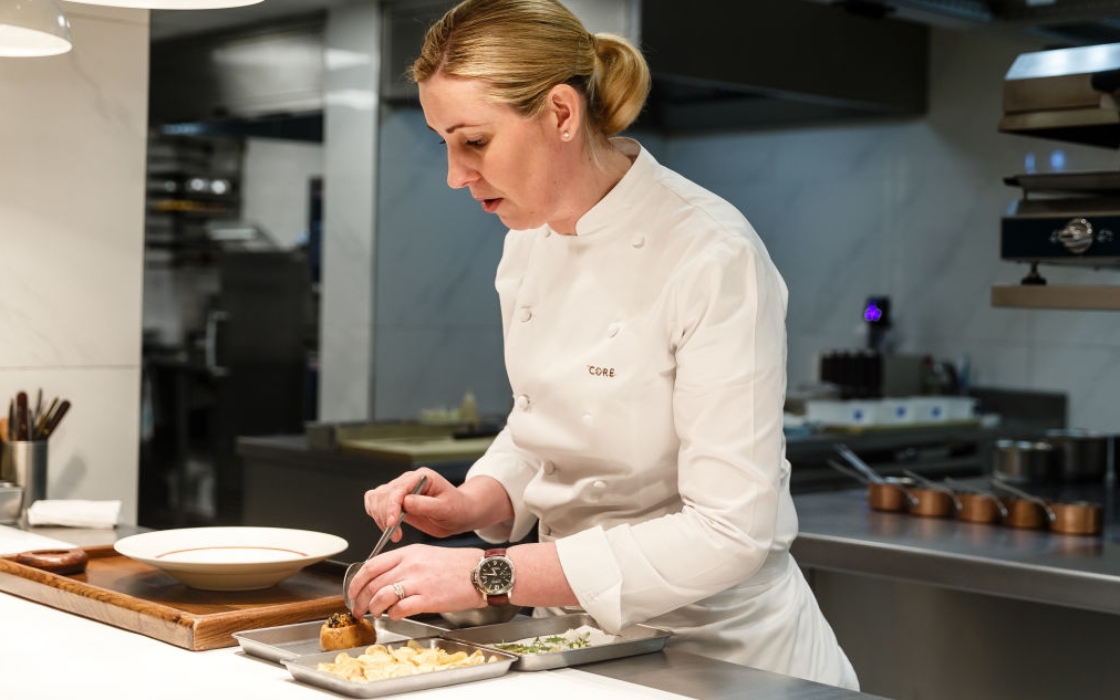 Chi è la chef Clare Smyth ospite alla finale di MasterChef 12 | Sky TG24