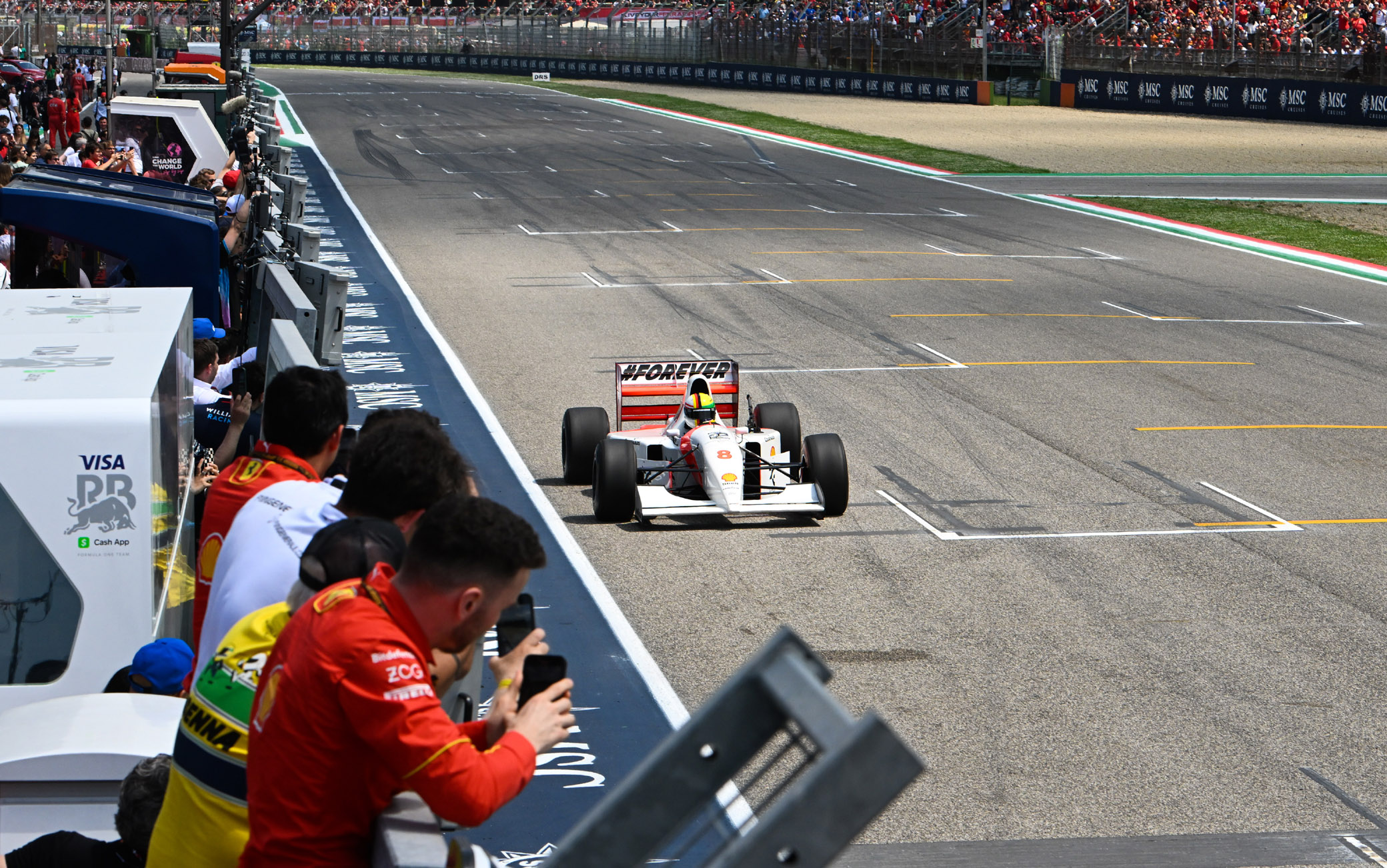 Vettel, il giro di pista e il casco per omaggiare Senna a Imola sulla ...