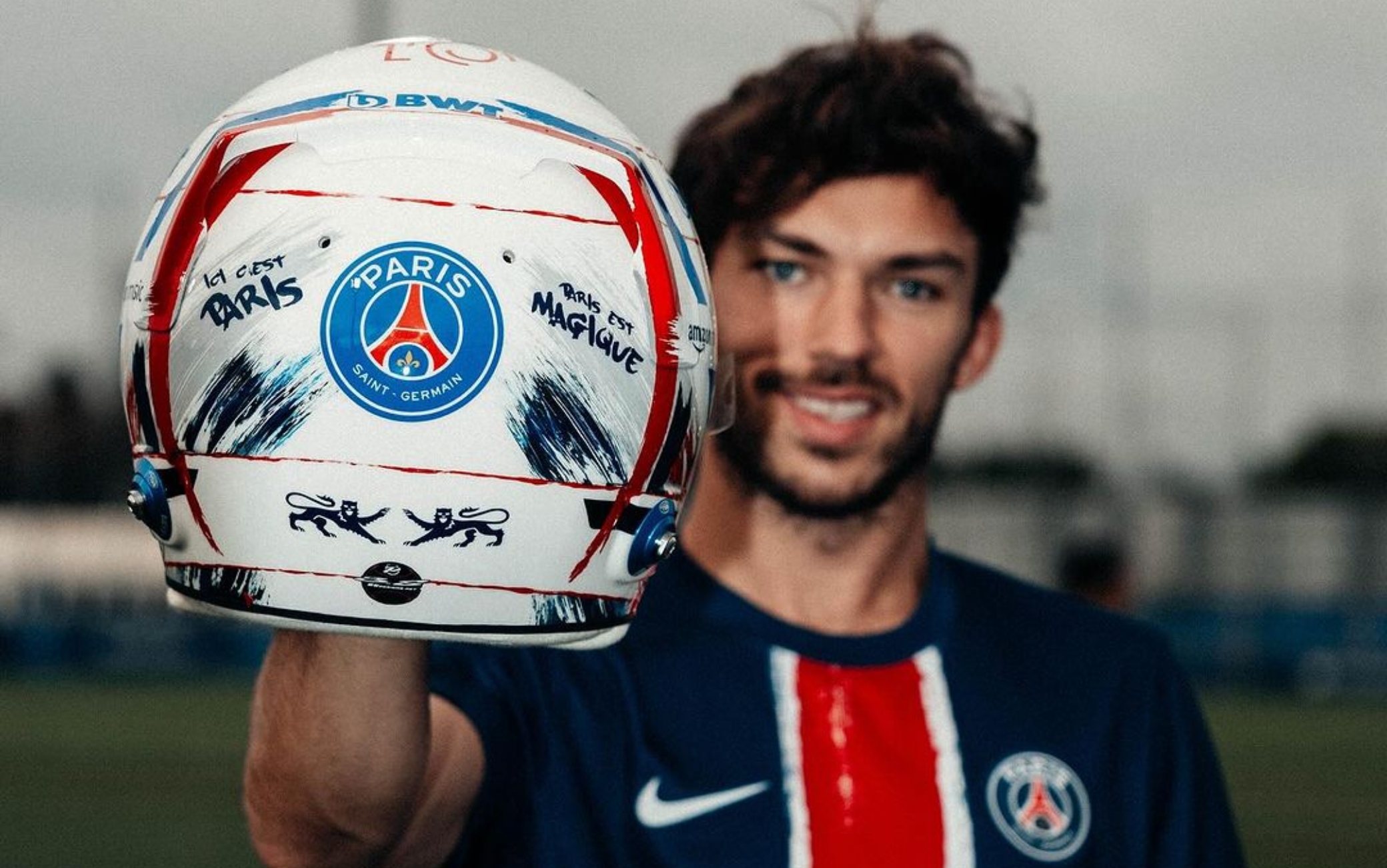 F1, Gasly (Alpine) con un casco del Psg a Silverstone. Foto | Sky Sport