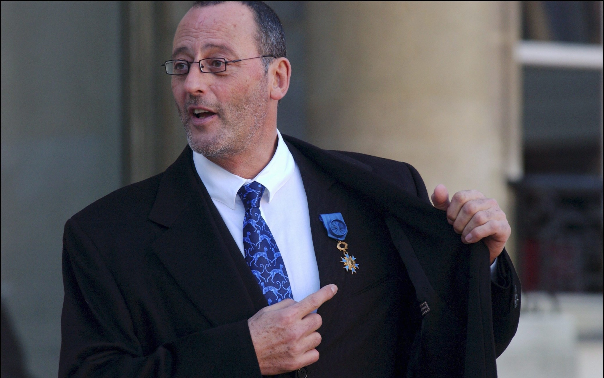 Jean Reno compie 75 anni, i suoi film più belli da 'Léon' a 'Il codice ...