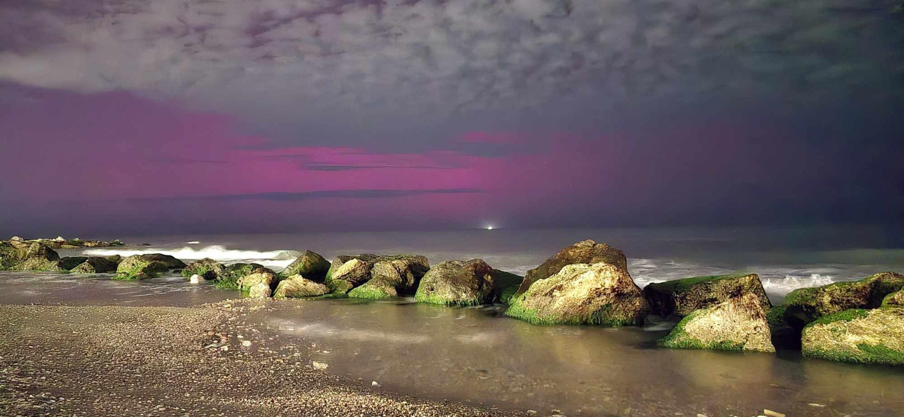 Aurora boreale visibile in tutta Italia: le immagini spettacolari da ...