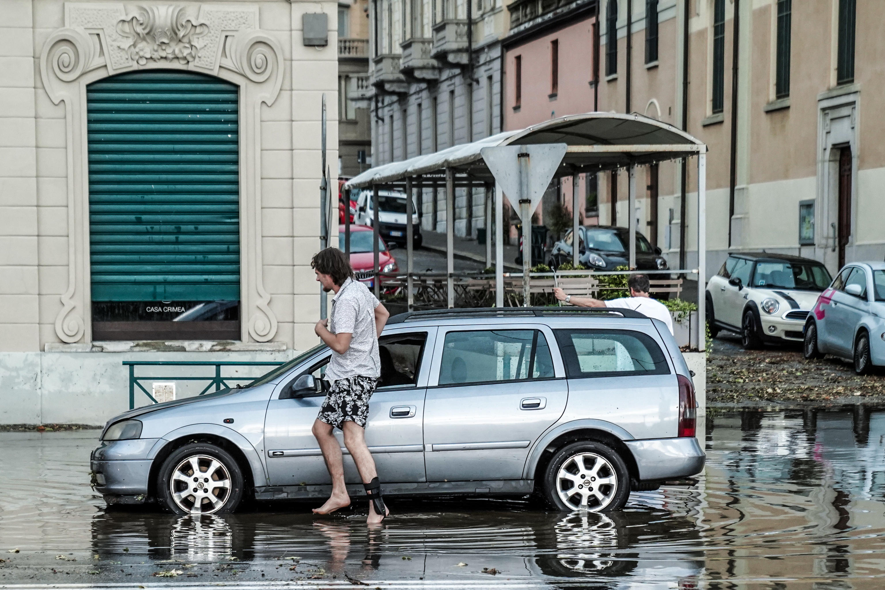 Maltempo a Torino, nuova forte grandinata: auto e pedoni in difficoltà ...