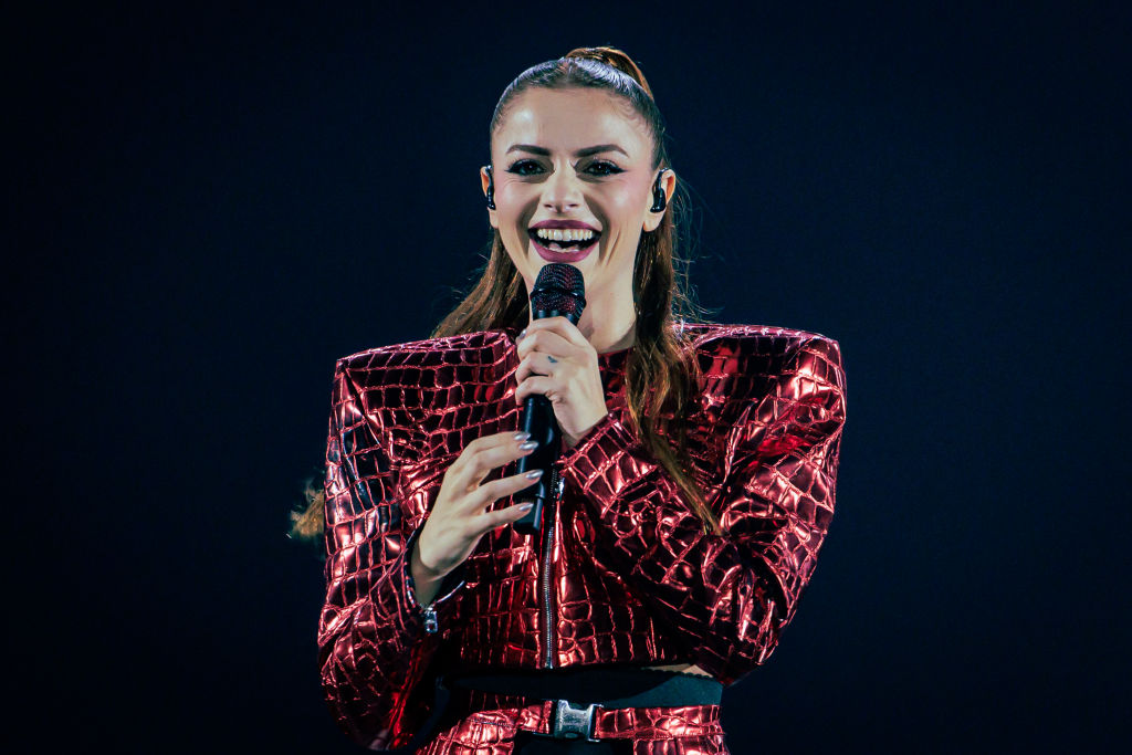 Nuovo look per Annalisa, il taglio corto per annunciare il nuovo ...