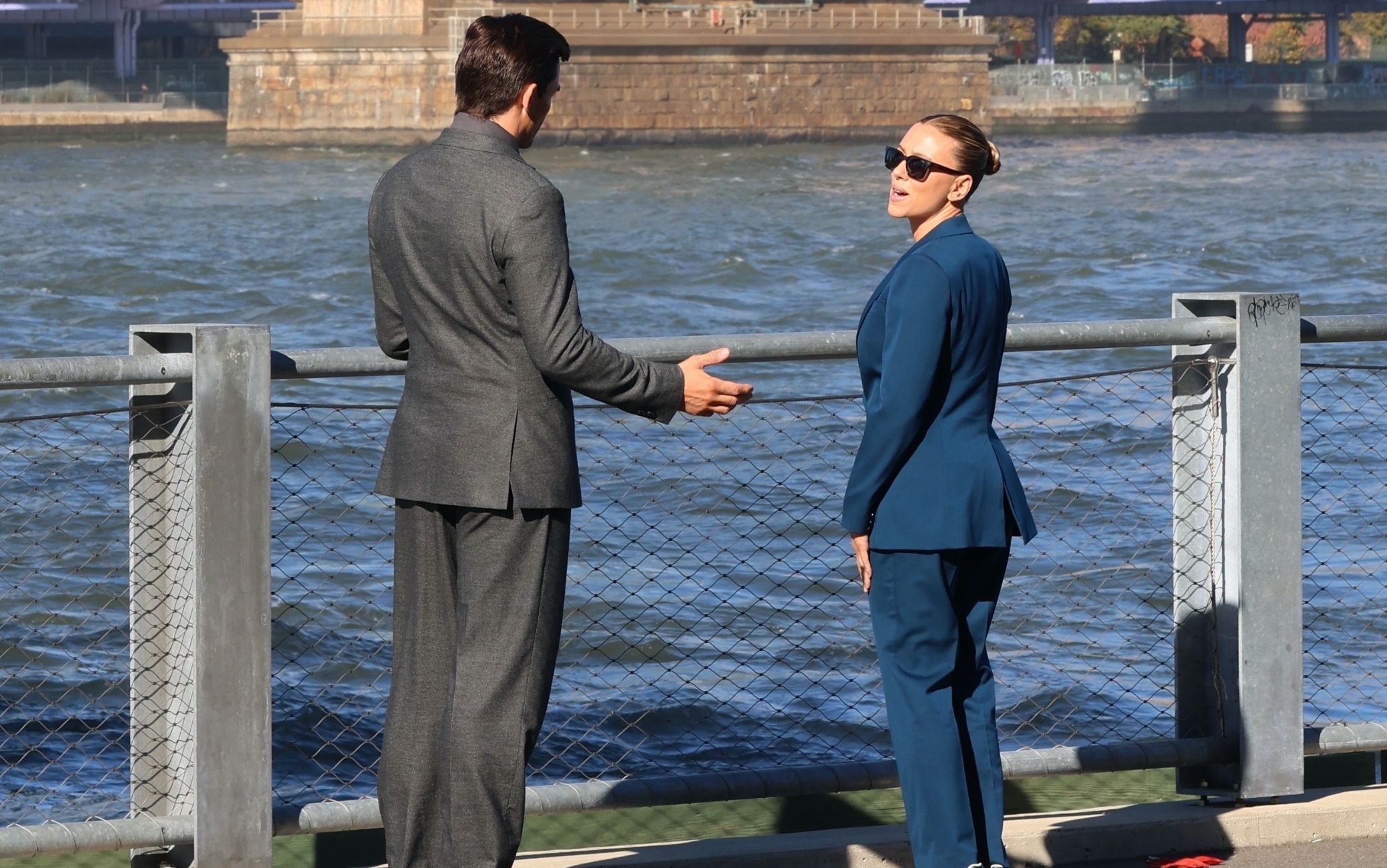 Jurassic World: Rebirth, Scarlett Johansson e Rupert Friend sul set del ...