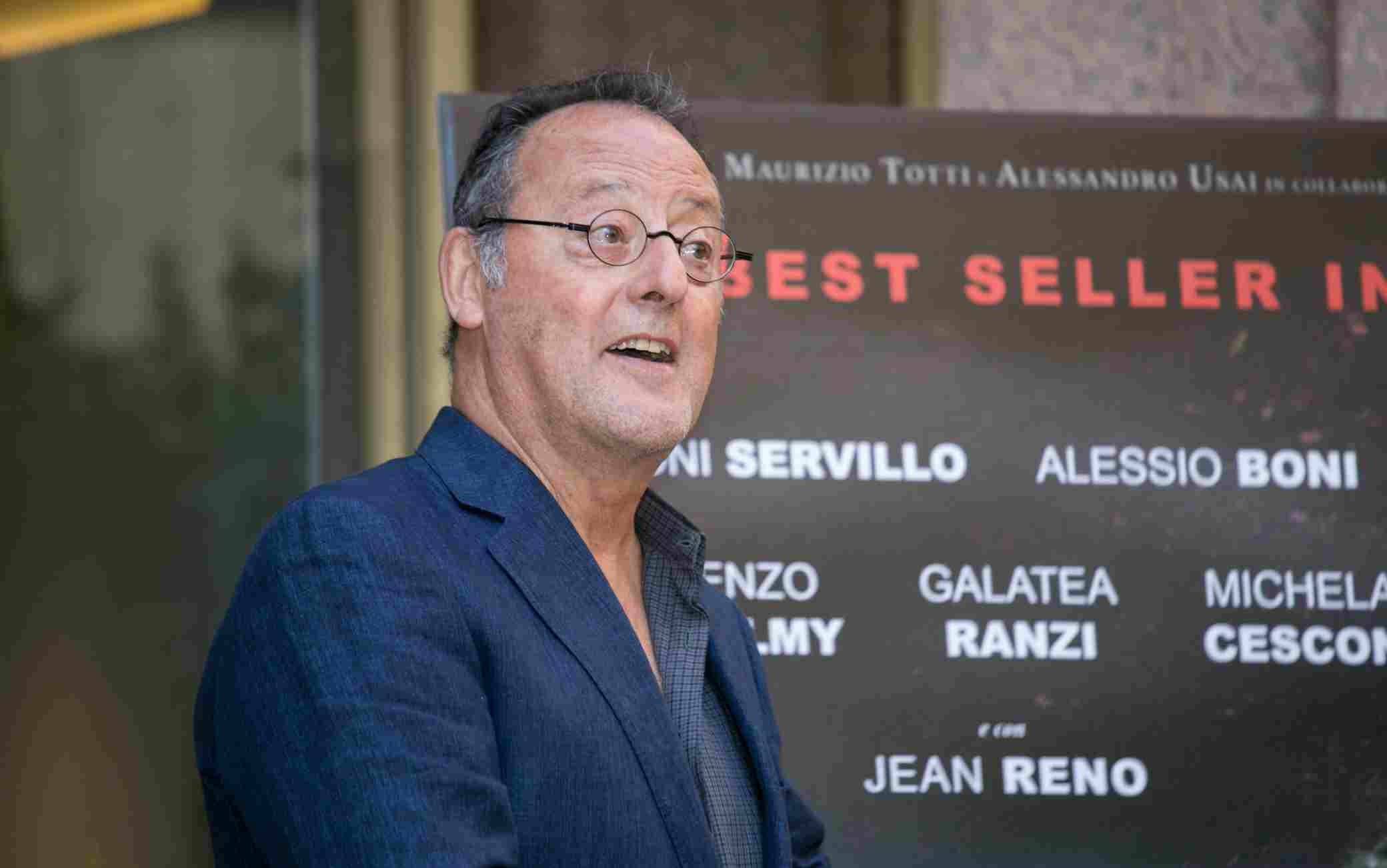 Jean Reno compie 75 anni, i suoi film più belli da 'Léon' a 'Il codice ...
