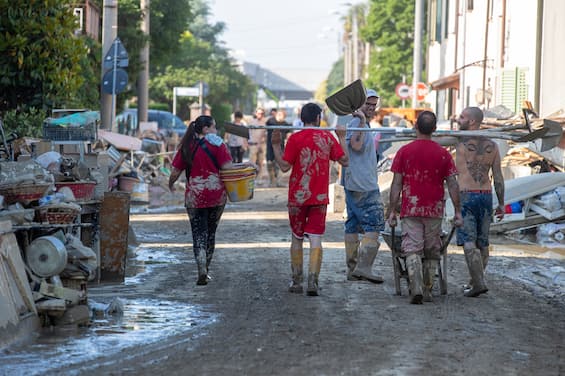Chi sono gli angeli del fango e perché li chiamiamo così dall'alluvione ...