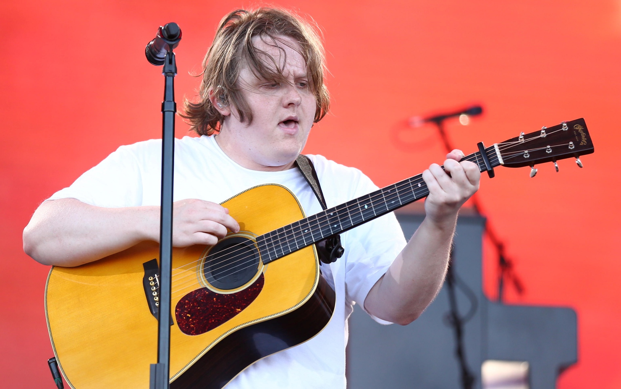 Lewis Capaldi, il ritorno a sorpresa in un concerto di beneficenza a ...
