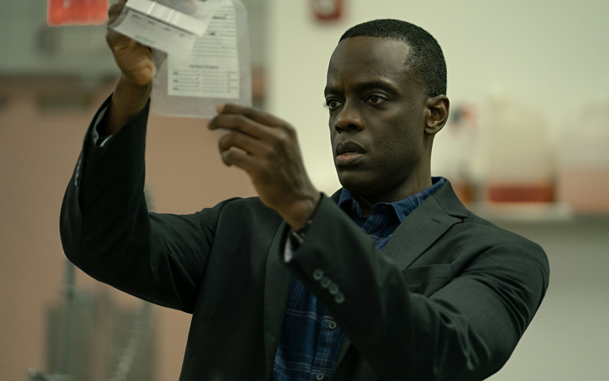 Reptile, il cast del film thriller con Benicio del Toro e Justin ...