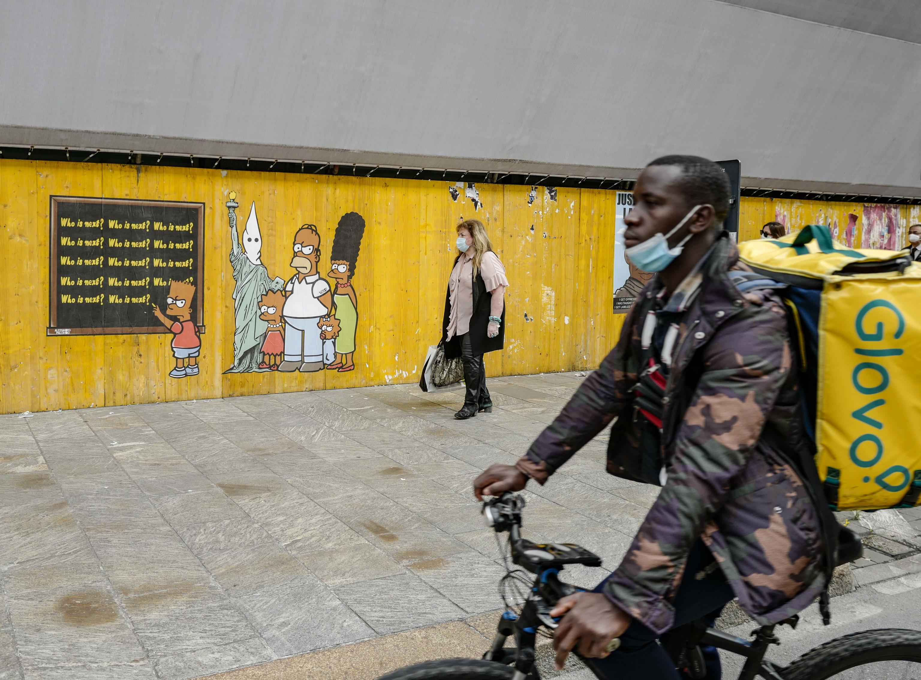 Maternità surrogata, murales di Elly Schlein e Giorgia Meloni nude e ...