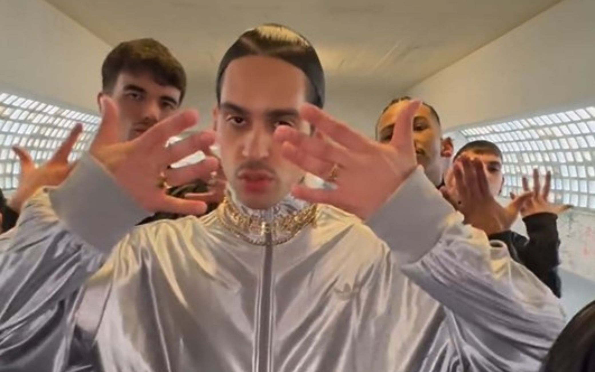 Mahmood e le vacanze in Sardegna con la famiglia, la coreografia di Ra ...