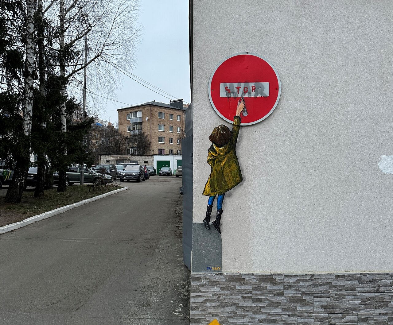 Ucraina, le opere dello street artist Tvboy nelle strade di Kiev, Bucha ...