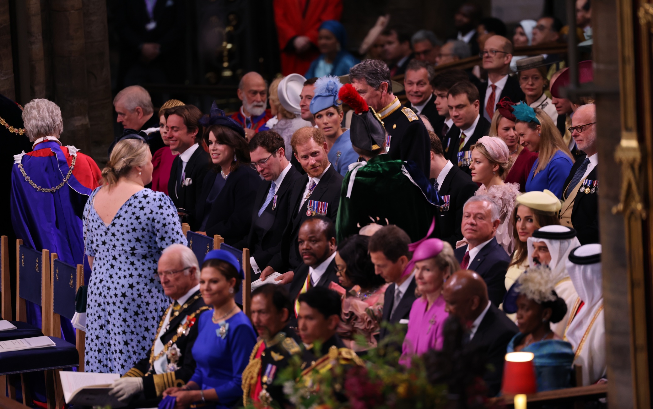 Il principe Harry in terza fila all'incoronazione di suo padre re Carlo III | Sky TG24