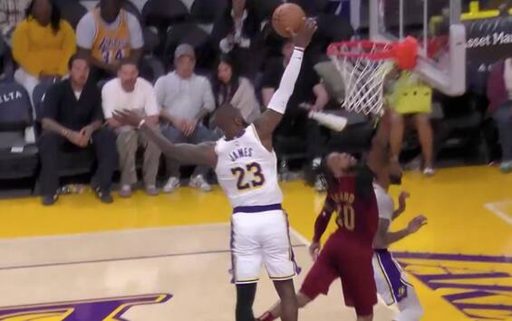 NBA, LeBron James sa ancora volare: che stoppata su Garland. VIDEO ...
