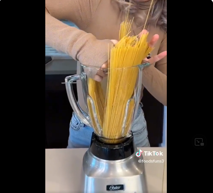 Frullati, spezzati o fritti: ecco gli 'spaghetti horror' del web | Sky TG24