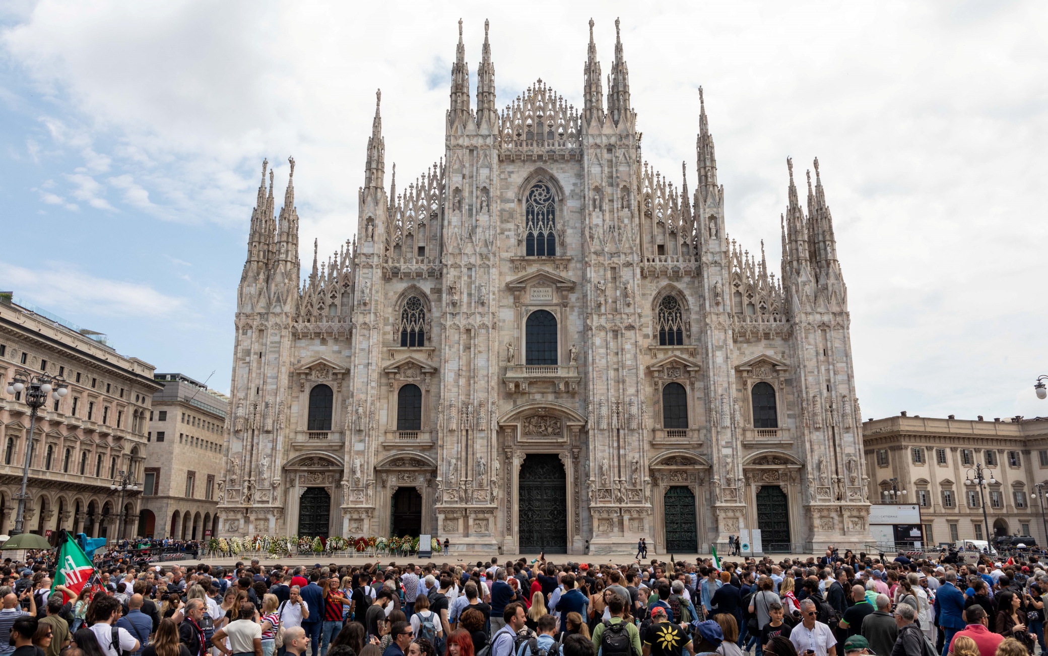 Funerali Silvio Berlusconi, le foto in piazza Duomo a Milano tra folla e corone di fiori. FOTO ...
