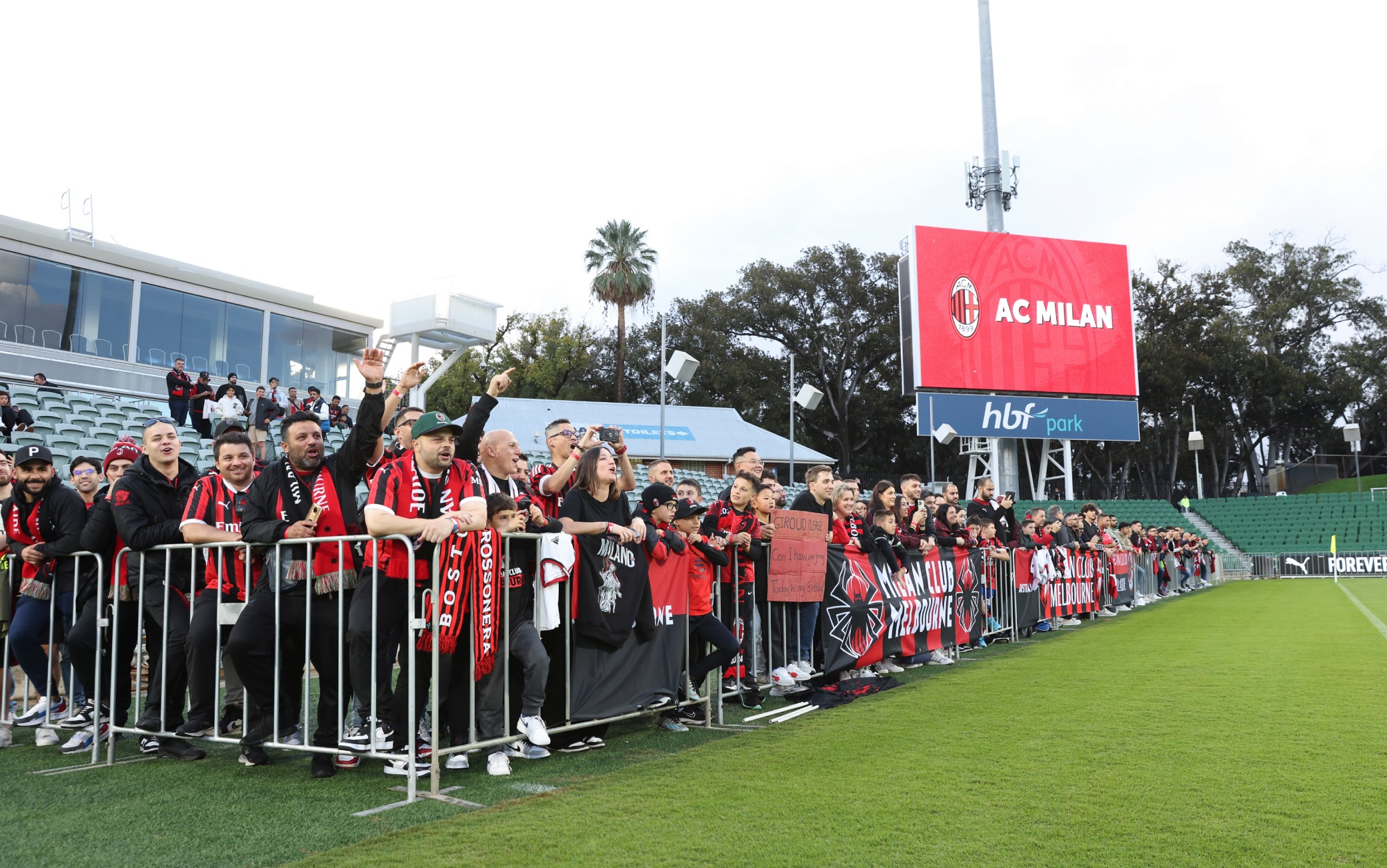 Milan, allenamento a porte aperte in Australia: presenti oltre 5.000 ...