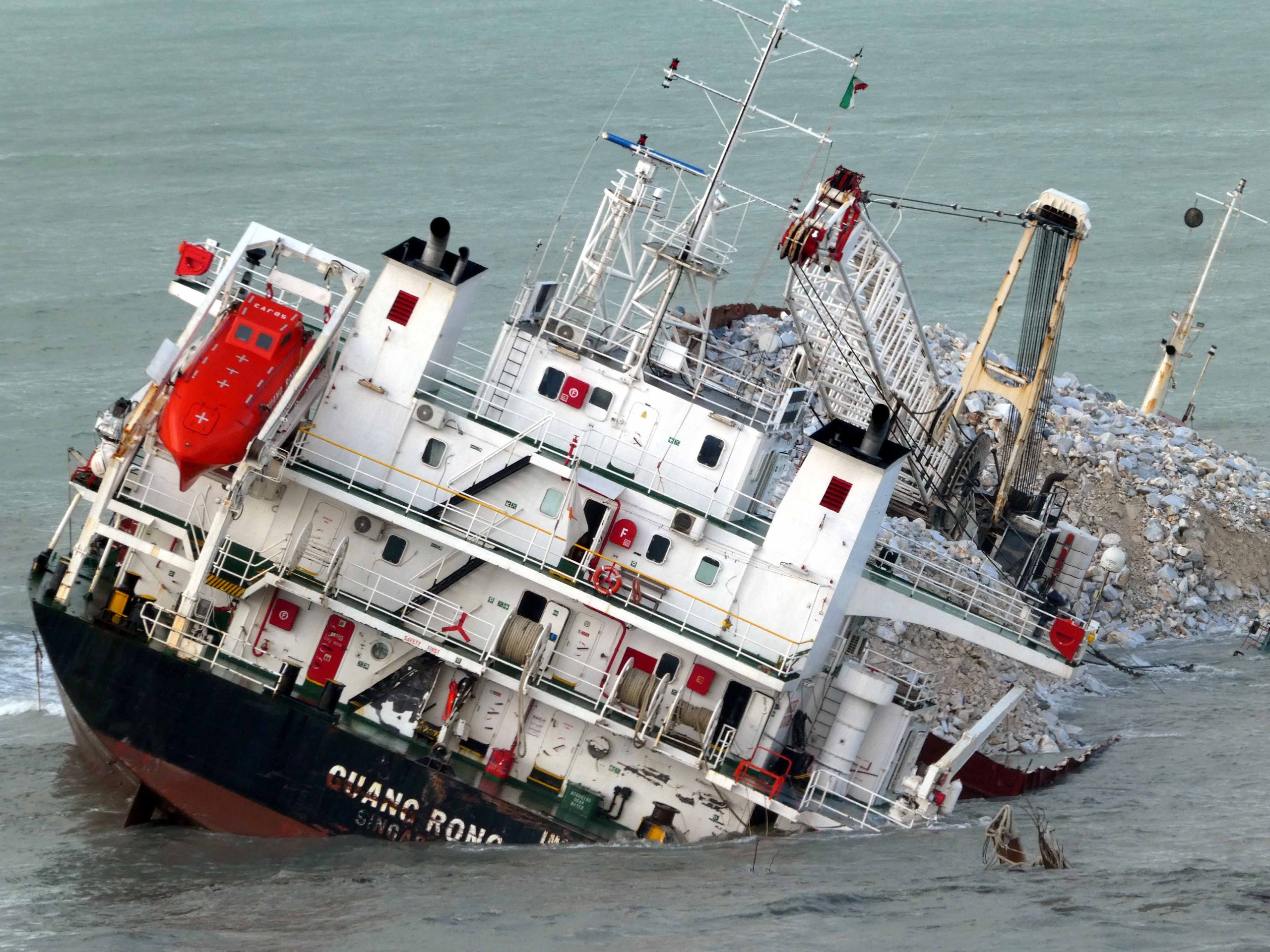 Nave incagliata sul pontile di Marina di Massa, le foto | Sky TG24