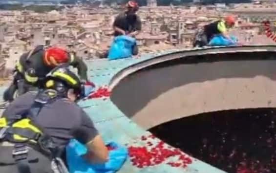 Roma, pioggia di petali rossi dall'occhio della cupola del Pantheon ...