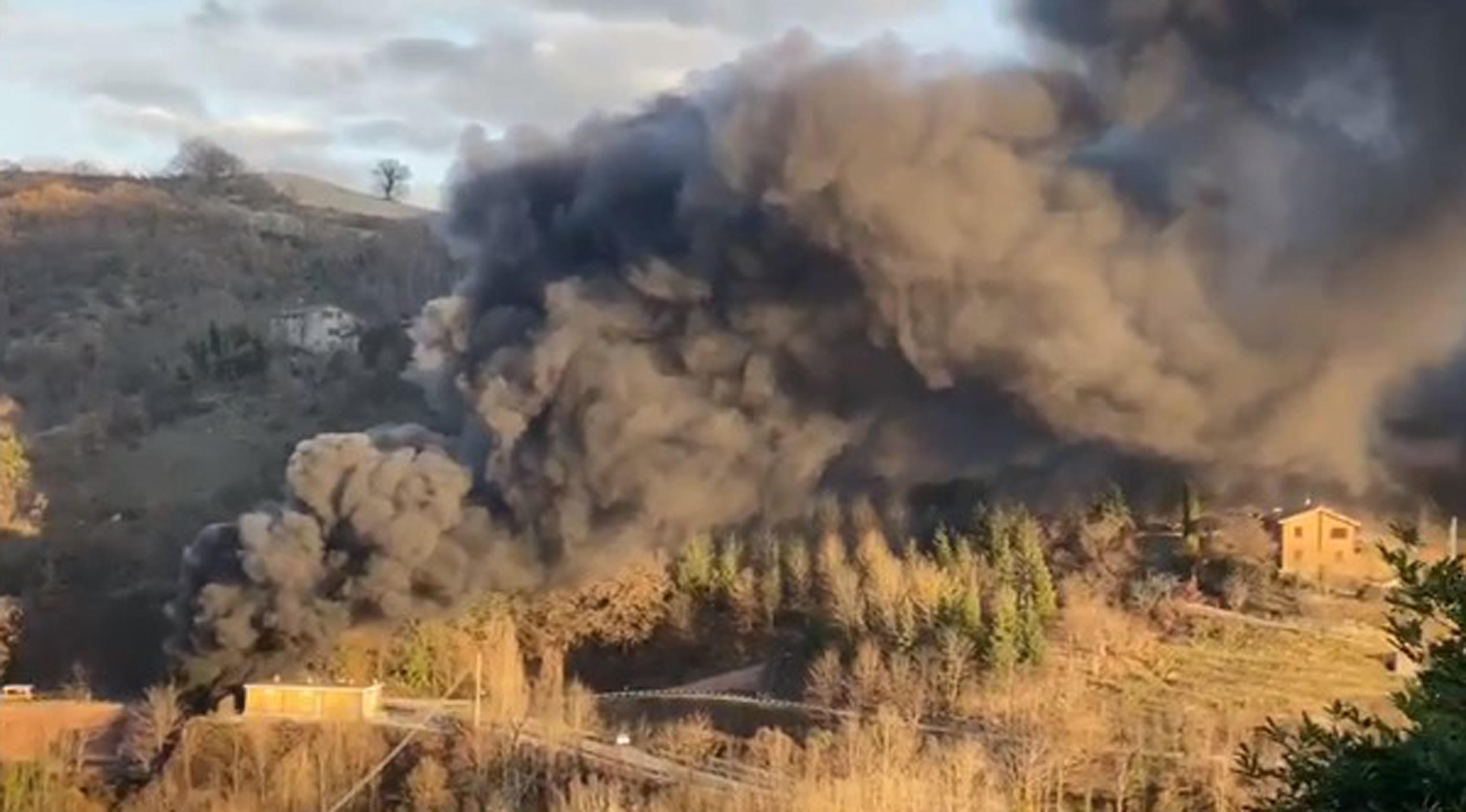 Pordenone, scontro tra camion e un'ambulanza: 3 morti e 4 feriti | Sky TG24