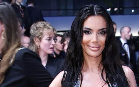 Festival di Cannes, sul red carpet la modella Nabila De Raco | Sky TG24