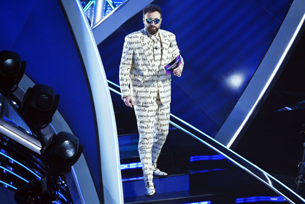 Look Sanremo 2024, tutti gli abiti pop di Dargen D'Amico. FOTO | Sky TG24