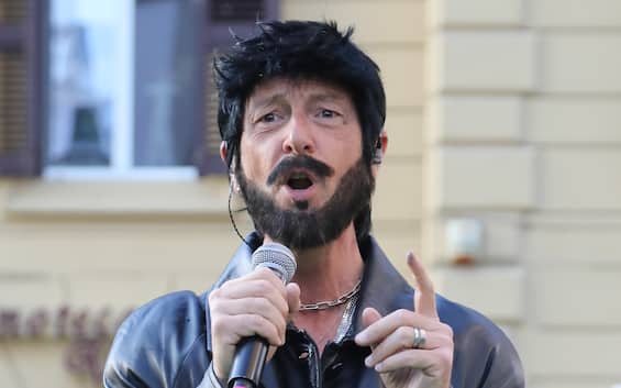 Amadeus da Fiorello a Viva Rai 2 canta travestito da Marco Mengoni