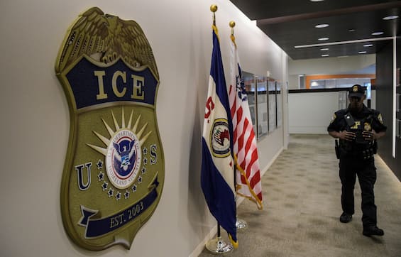 Cos'è l'Ice, l'agenzia che controlla l'immigrazione negli Usa | Sky TG24