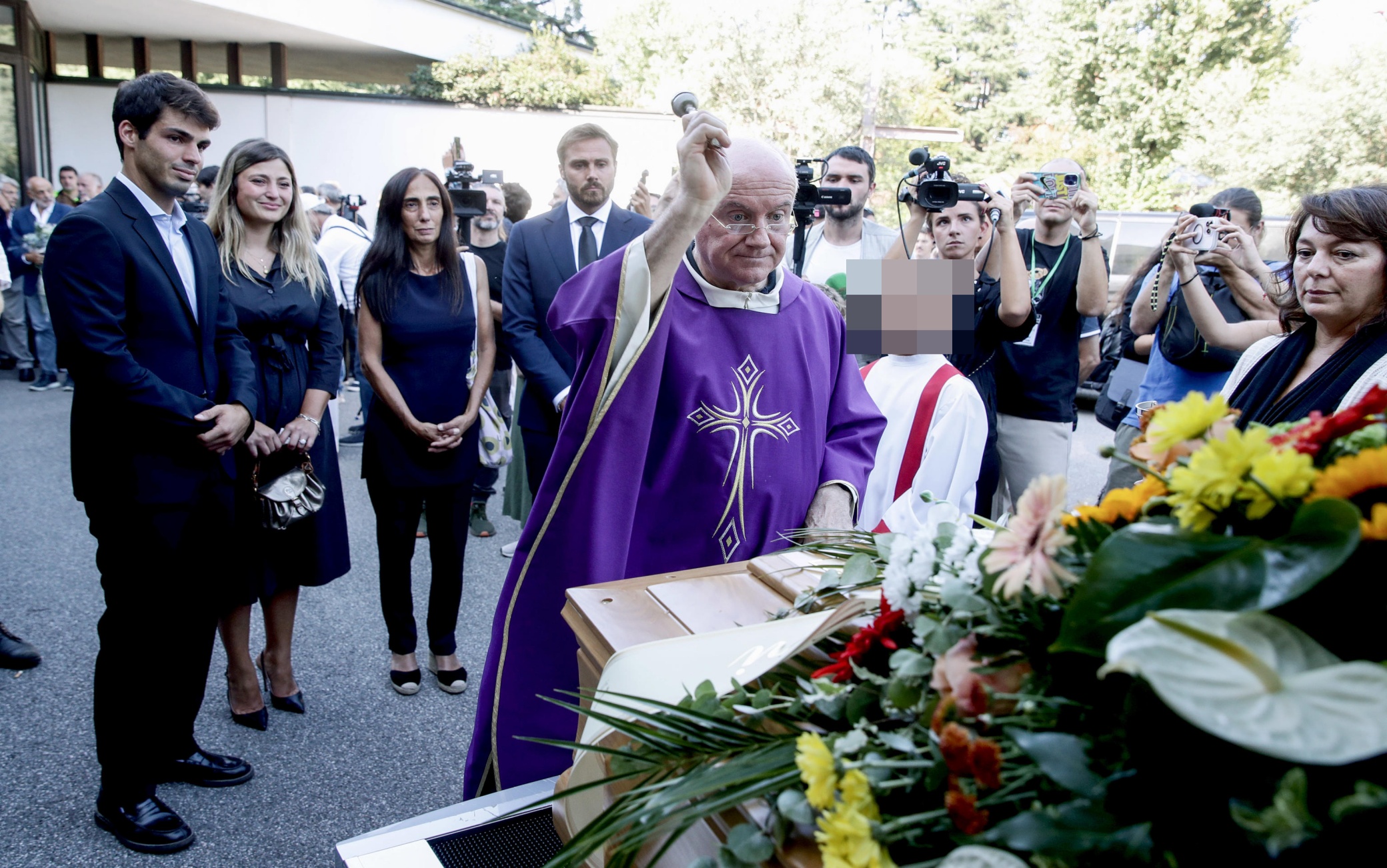 Funerali Emilio Fede, oggi l'ultimo saluto al giornalista a Milano ...