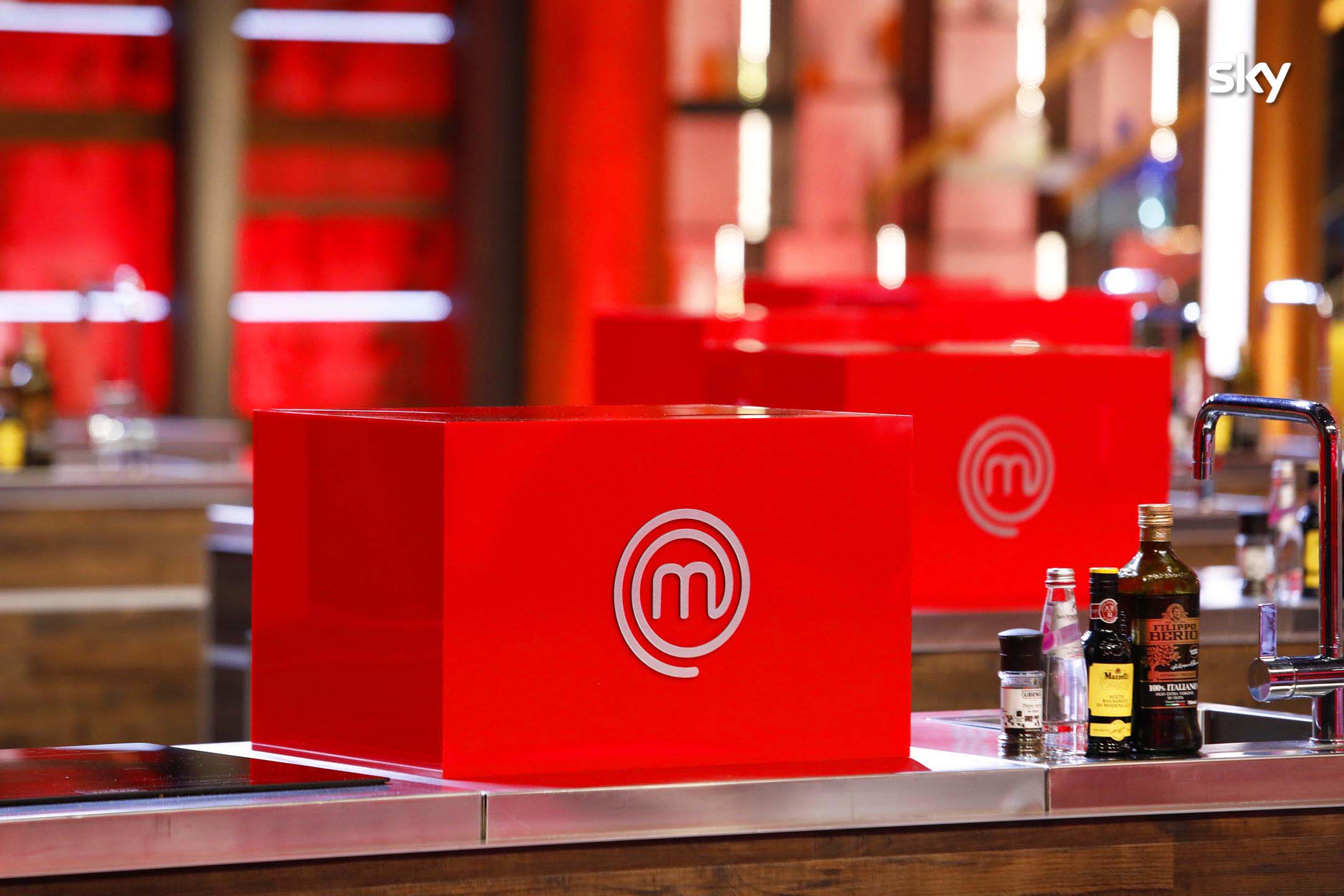 MasterChef, compleanno e grande festa con Bastianich, Iginio e Debora ...