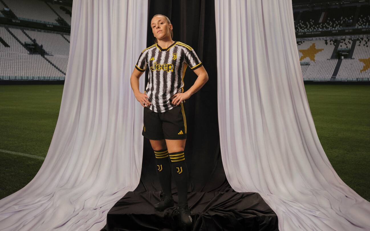 Juve, presentata la nuova maglia 2023 2024 a strisce zebrate | Sky TG24