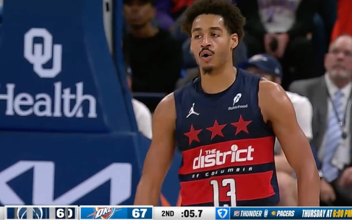 NBA, la tripla arriva da metà campo: Jordan Poole quasi non crede alla ...