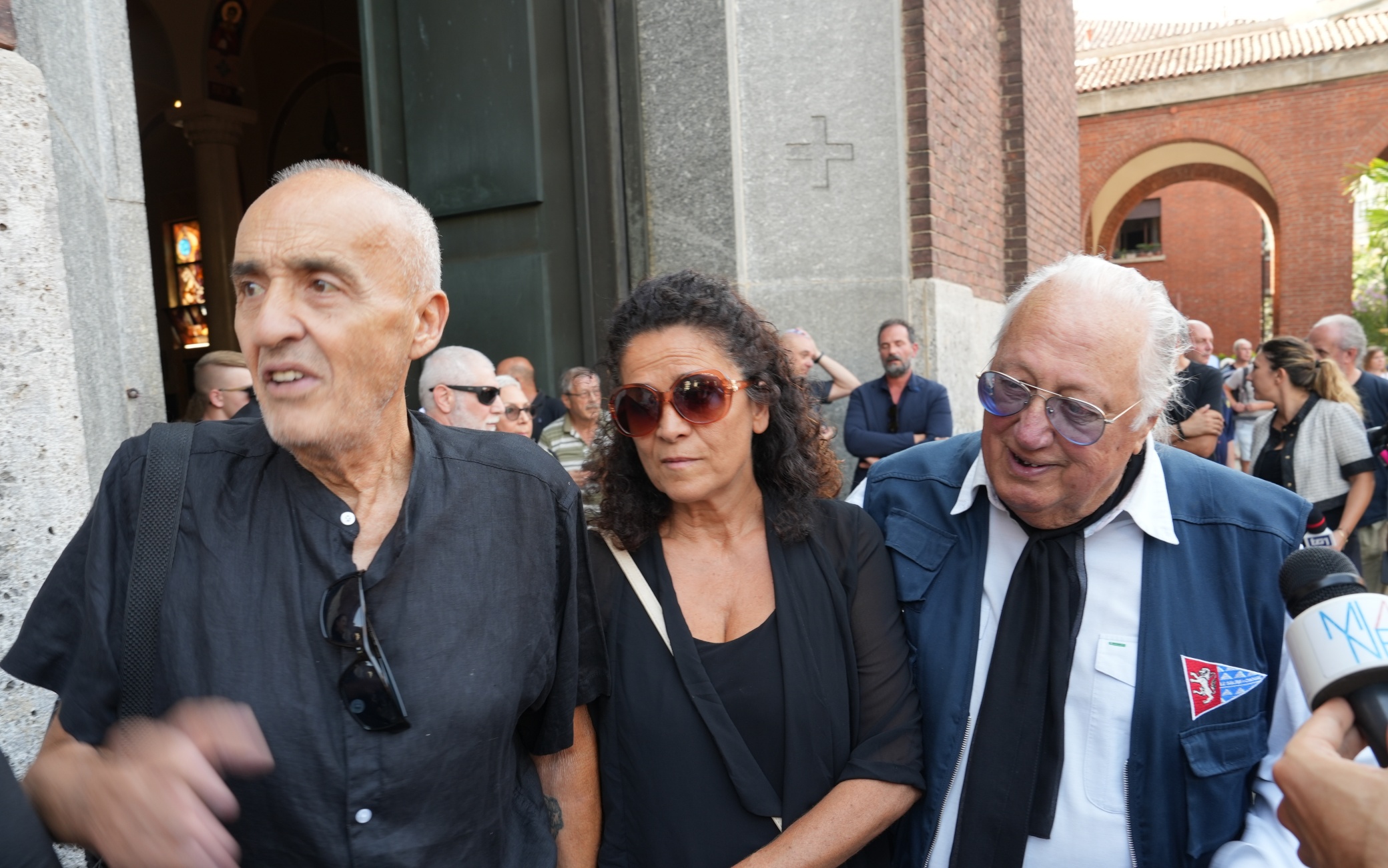 Toto Cutugno, a Milano il funerale con le sue note. L'omaggio dei ...