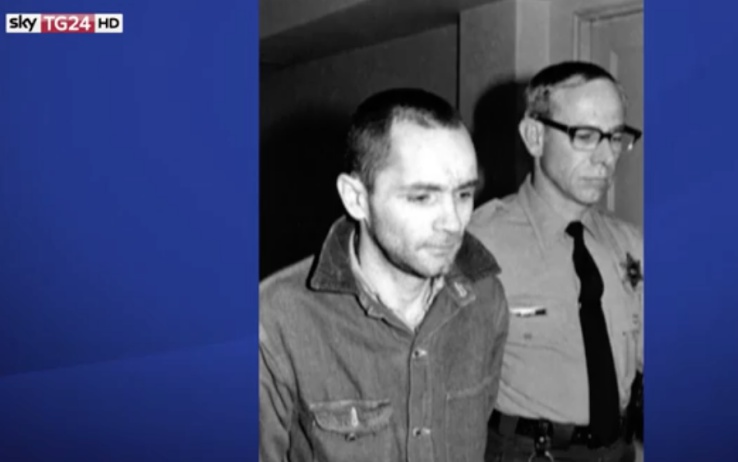 La setta, gli omicidi, il carcere: chi era Charles Manson. FOTO | Sky TG24