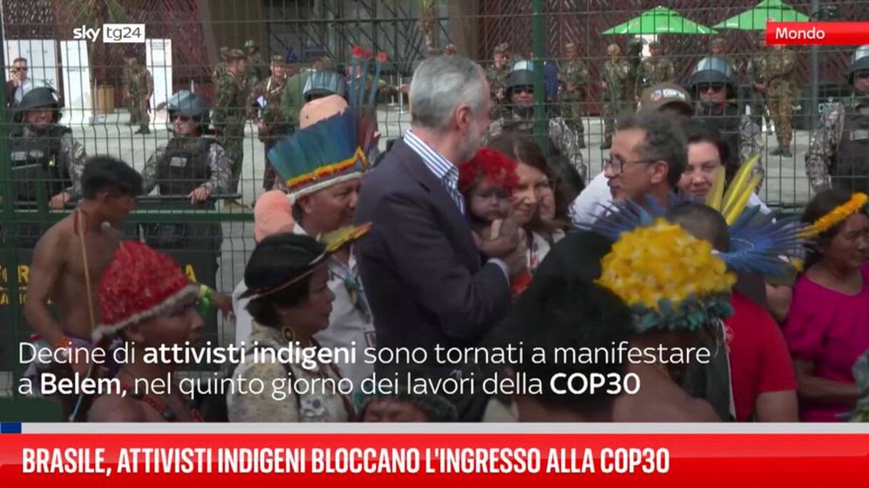 Brasile, attivisti indigeni bloccano l'ingresso alla COP30 | Video Sky TG24