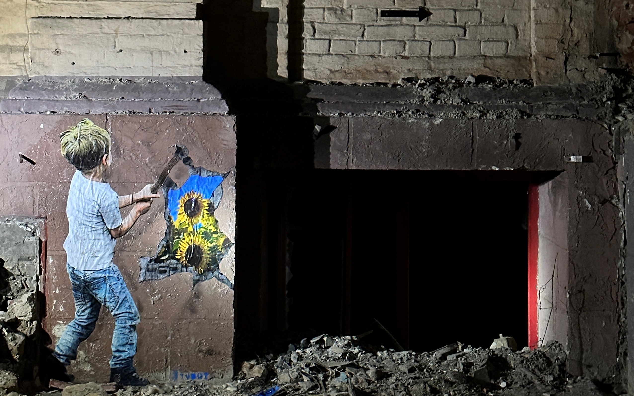 Ucraina, le opere dello street artist Tvboy nelle strade di Kiev, Bucha ...