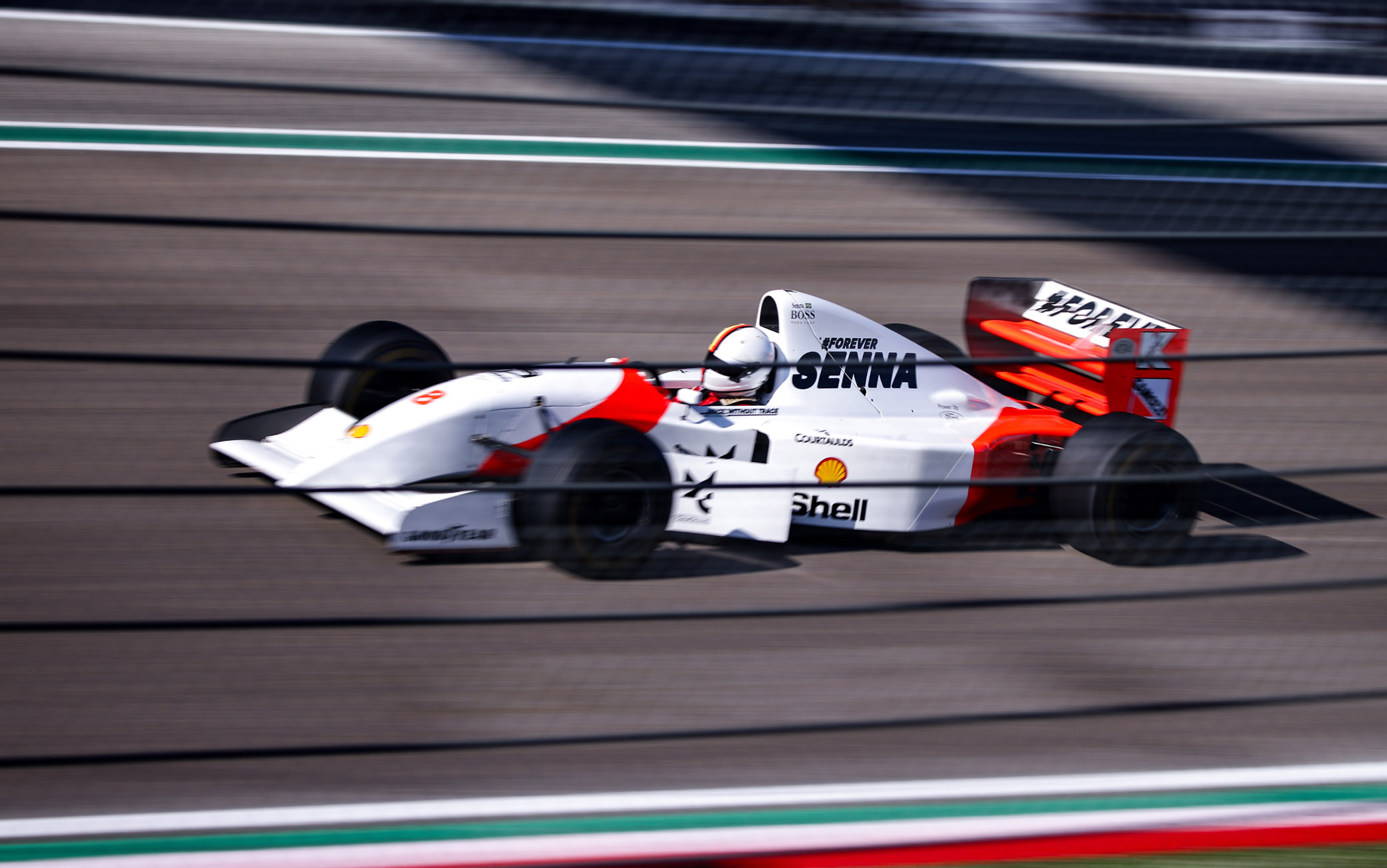 Vettel, il giro di pista e il casco per omaggiare Senna a Imola sulla ...